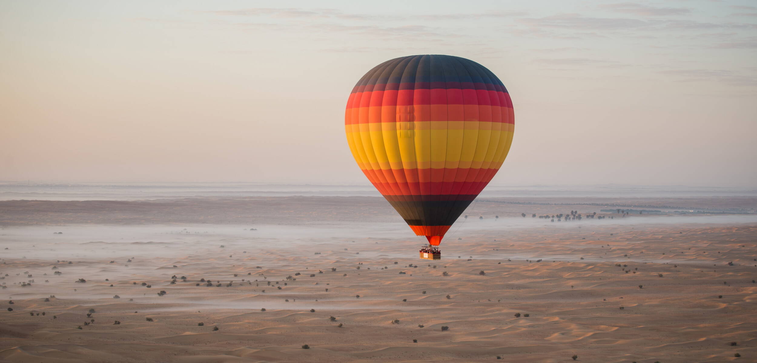 Survol du désert en montgolfière à Dubaï, un incontournable